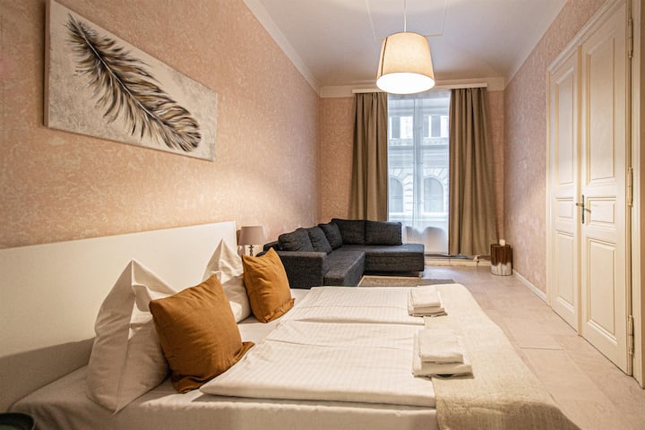 Gorgeous Rose 2bdr Ruterra Suite - Praha