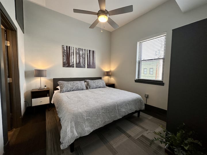 Downtown Rooftop Apt- Walkable, Private, Modern - Roanoke, VA