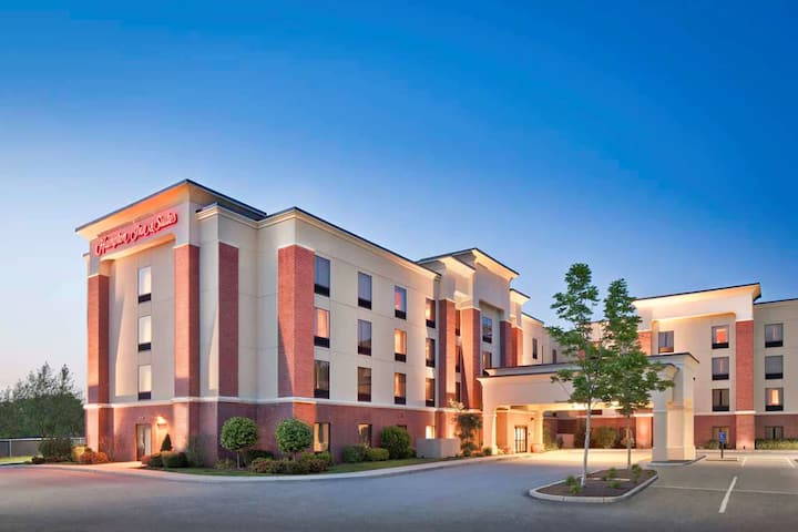Leisure Meets Comfort: 4 Units W/ Pool + Parking - ロード・アイランド州