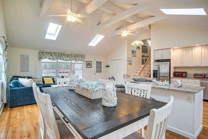 2 Mi To Beach: East Falmouth Home W/ Game Room - Falmouth, MA