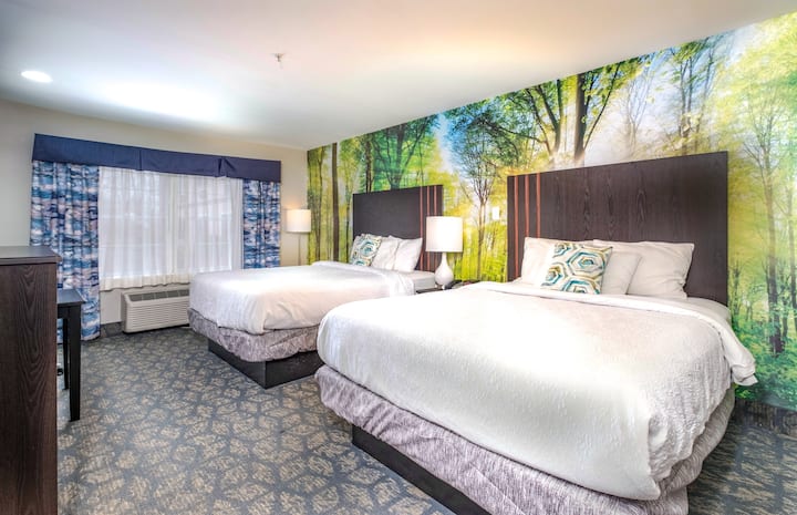 Casco Bay Inn Two Queen Bed - Freeport, ME