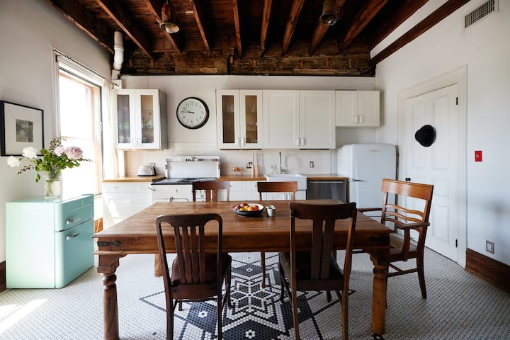 Sunny, Spacious & Central: Bowler - Hudson, NY