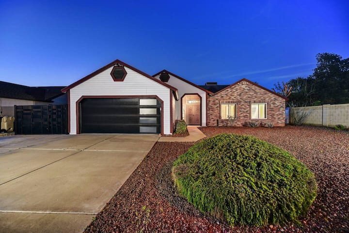 Sensational Glendale Home W/ Free Heated Pool! - Glendale, AZ