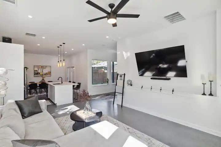 Bright & Airy 3br - Perfect Location And Balcony - Austin, TX