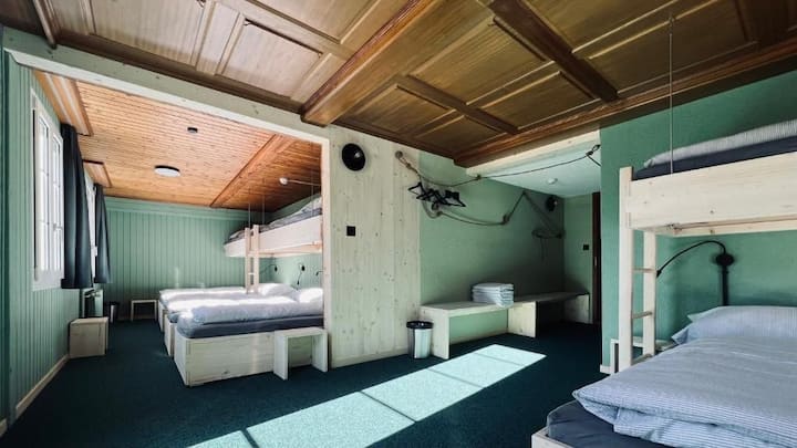 Neunbettzimmer Mit Etagen-bad Inkl. Frühstück - Engelberg