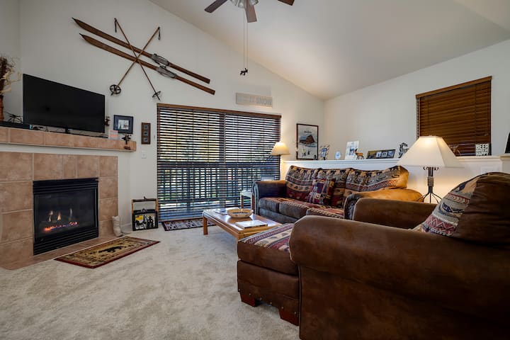 V1421 | Private Garage | Hot Tub | Free City Bus - Steamboat Springs, CO