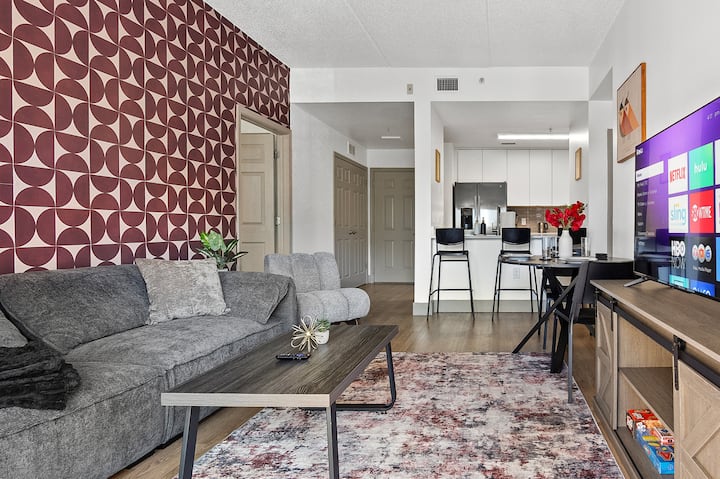 Carolina Cove | Spacious, City Views, Free Parking - Charlotte, NC