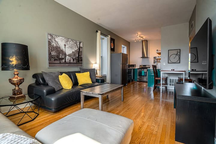 Classy 3br King Apt In The Grove - St. Louis, MO