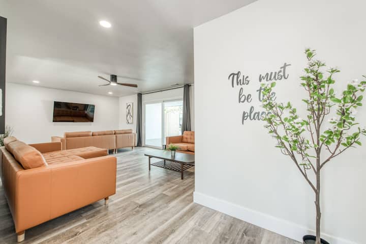 Poolside Retreat Near Downtown Fun | Pet-friendly - Fresno, CA