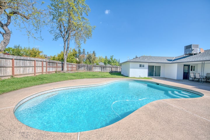 Poolside Retreat Near Vibrant Downtown Fun - Fresno, CA