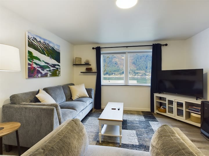 Updated Douglas Apartment, Near Downtown And Skiin - Juneau, AK