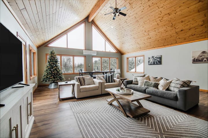 Ultimate Family Cabin - Winter Calendar Open! - Boyne City, MI
