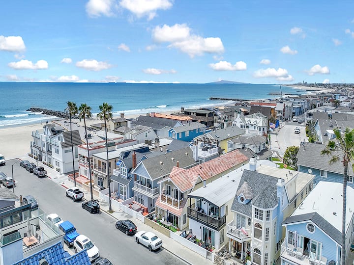 Stylish Renovation W/ Large Patio Steps To Sand - Newport Beach, CA