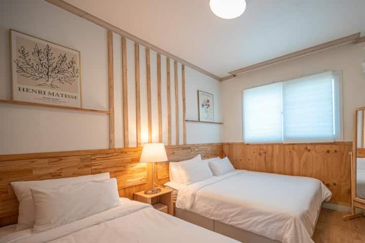 투룸형의 아늑한 객실 객실, 204호(침대룸1(퀸+싱글)침대룸2(킹+온돌)+거실 - Daegu