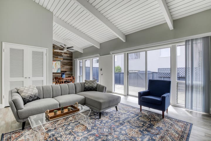 Blueground | Palo Alto, Balcony, Nr Train & Stores - Redwood City, CA