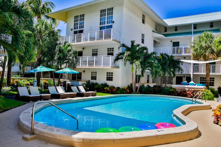 Prime Beach Location! 2 Great Units, Pool - Key Biscayne, FL