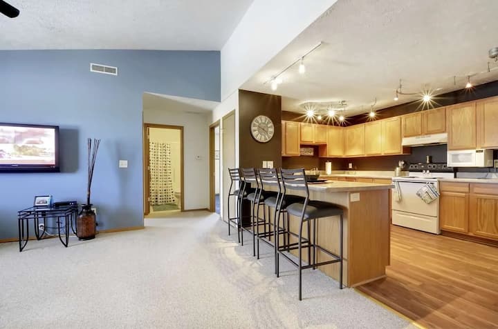 Modern 3-br Apartment With Amenities - Bloomington, IL