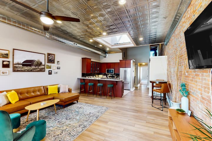 2br Updated Dtwn Condo: Streaming, Patio, W & D - Muncie, IN