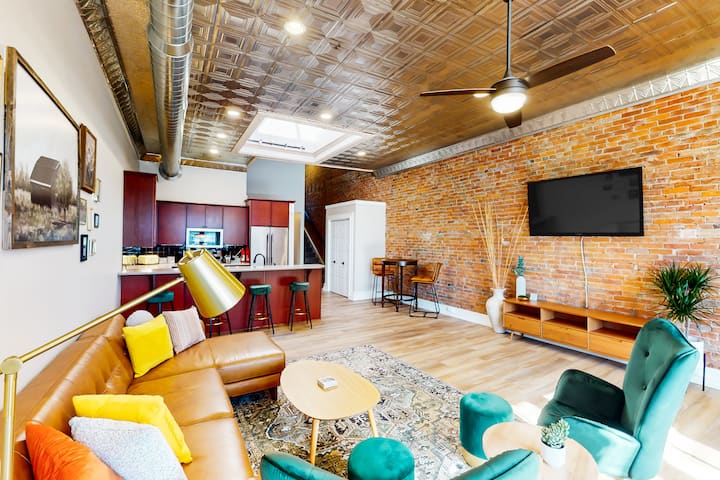 'Downtown Delight' W/ Patio! 1 Mi To Ball State - Muncie, IN