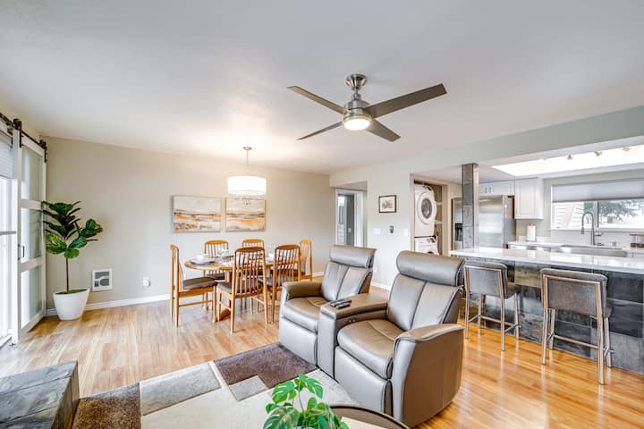 Deck & Golf Course Views: Munds Park Condo! - Munds Park, AZ