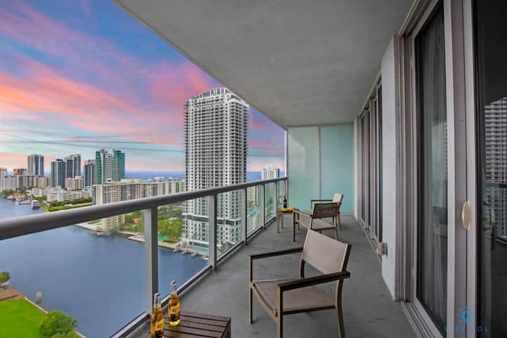 Upper Condo: Amazing Balcony View - Hallandale, FL