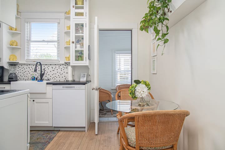 Cozy Spot W/ A Private Hot Tub, Near Attractions! - Omaha, NE