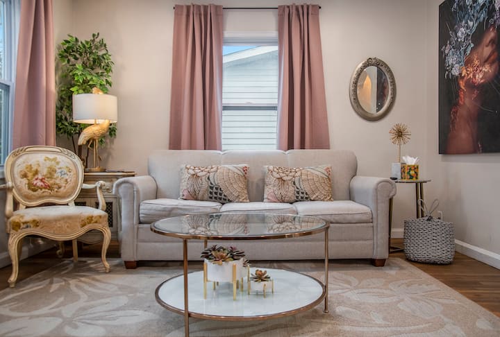 Sweet Rose Cottage, W/ Hot Tub - Romantic Getaway! - Omaha, NE