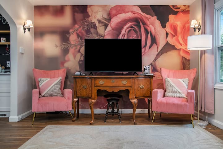 Sweet Rose Cottage, W/ Hot Tub - Romantic Getaway! - Omaha, NE