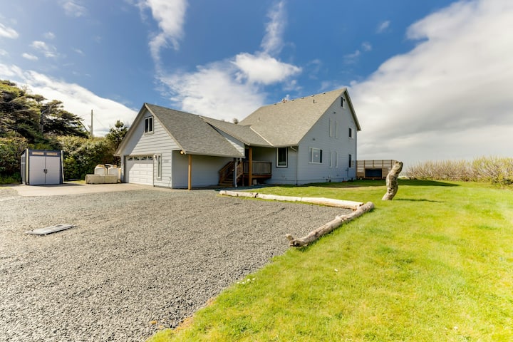 Oceanfront, Dog-friendly 5br With Hot Tub & Views - Cannon Beach, OR