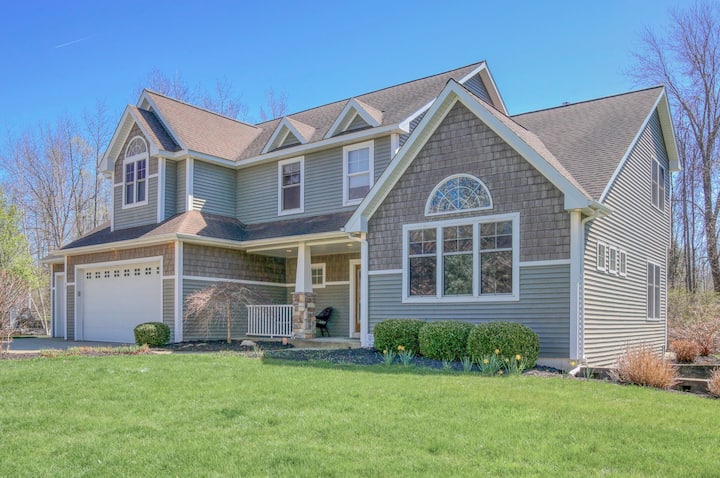 Fireside Retreat | Wooded Lot | Center Fireplace - South Haven, MI