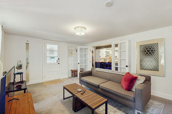 Quiet, Walkable 2br With Pool, Gardens & 2 Patios - Tigard, OR