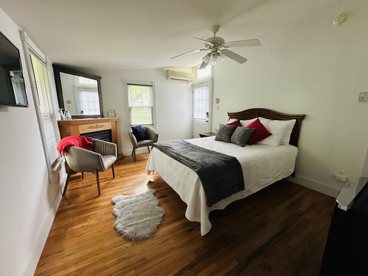The Champagne House Unit 7 - Hammondsport, NY