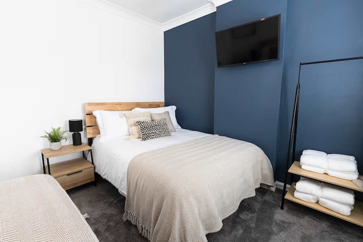 Steel Town | Contractor & Family Stay With Hot Tub - Port Talbot
