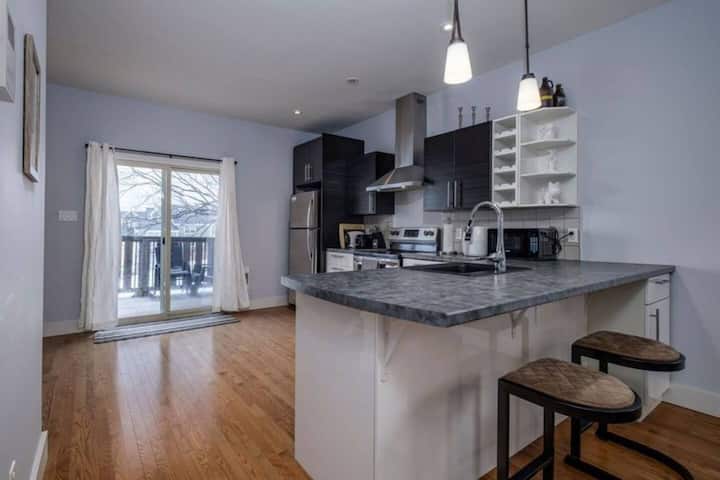 Hilltop Hideaway: 2 Bdrm W/ Patio & View! - 세인트 존스
