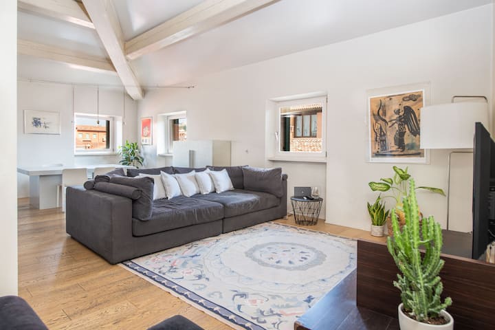 Stunning Top Floor Flat - Verona