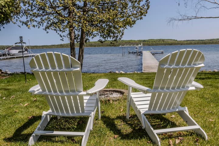 Skyline Cottage – Charming Lake Leelanau Getaway - Suttons Bay, MI