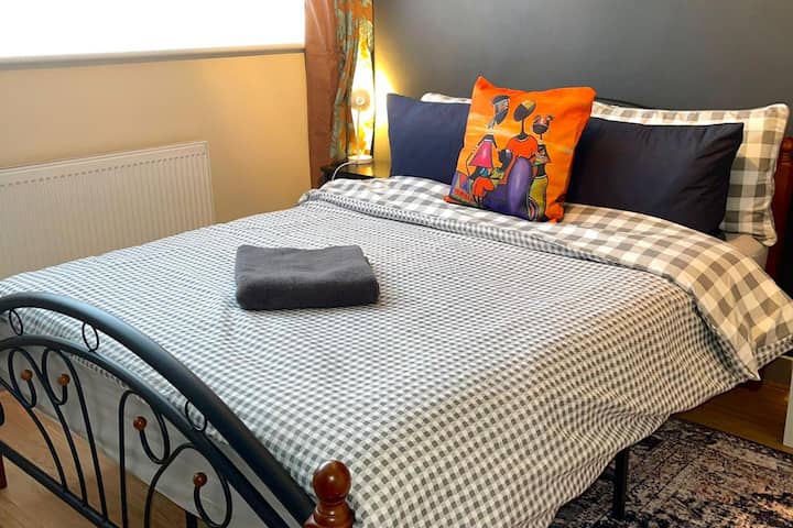 House - Sleeps 10 - Garden - Parking - Romford