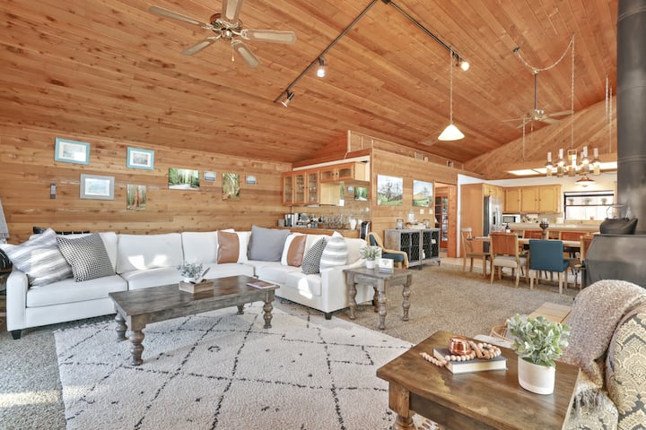 Sierra Nevada Cabin: Arcade, Sauna &Jacuzzi - Shaver Lake, CA