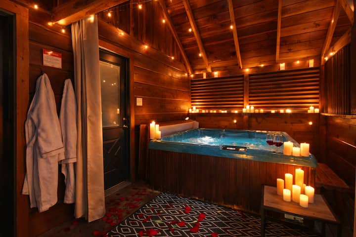 Smoky Mtn Cabin W/ Hot Tub, Theater & Dog Welcome - Sevierville, TN