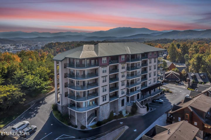 Smokey Mountain High 3001-sleeps 6-mountain Views - Pigeon Forge, TN