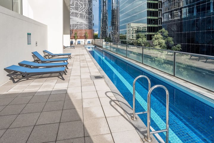 Stylish City Getaway With Pool Gym Parking - Brisbane