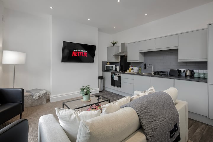 Spacious 2br Apt Central Location Modern & Bright - Blackpool