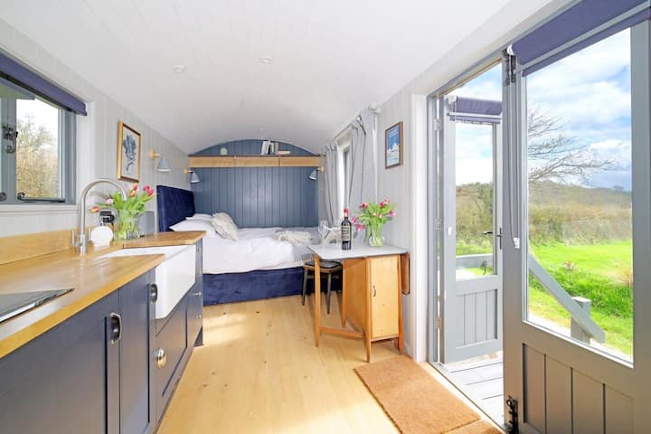 Cosy Hut W/ Sea Views & Outdoor Shower - Honiton