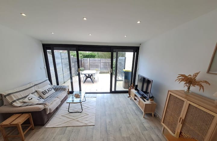 Maisonnette Lumineuse Avec Terrasse Et Jardin - Camiers