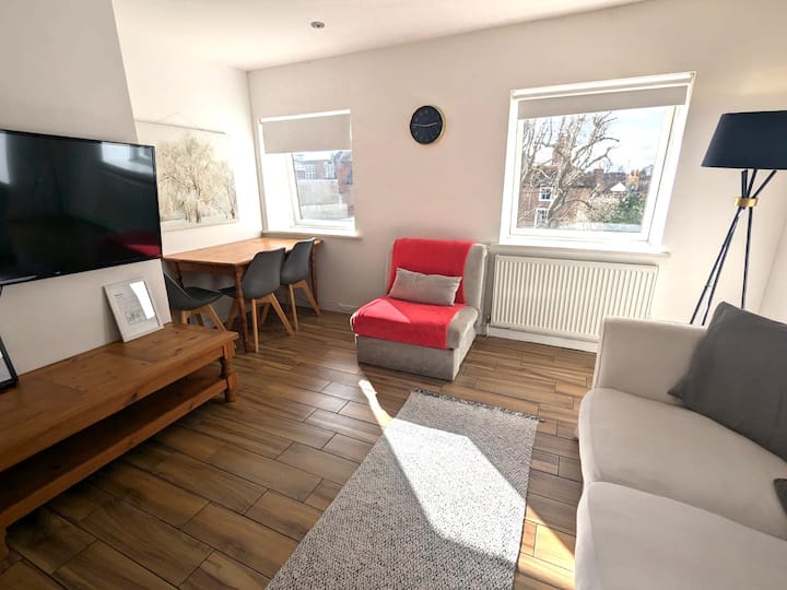 Spacious Central City Flat, Peaceful Location - Chichester
