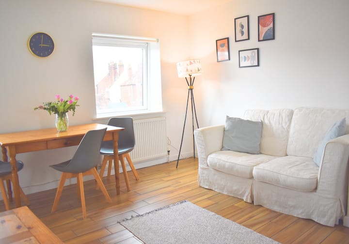Spacious Central City Flat, Peaceful Location - Chichester