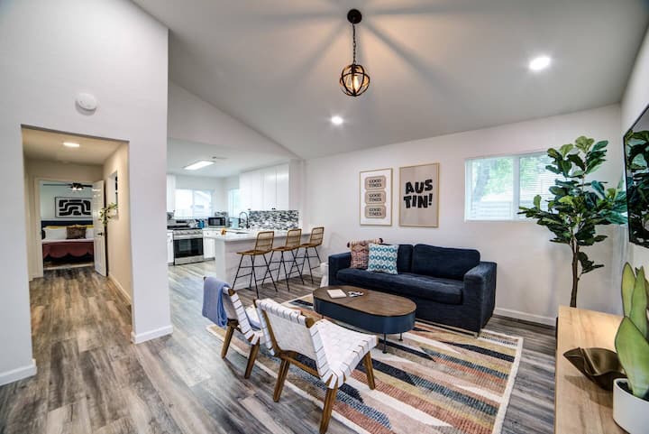 Urban Chic Bungalow | Walk Dt, Sleeps 10 - Austin