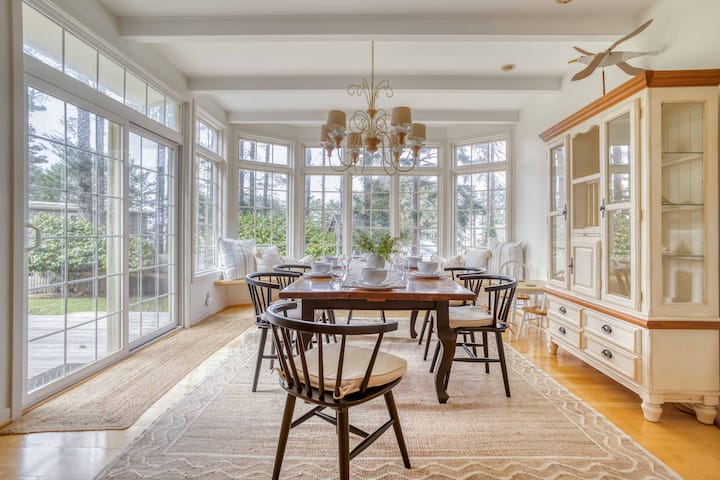 King Suite, Carriage House, Hot Tub, Game Room - Lincoln City, OR