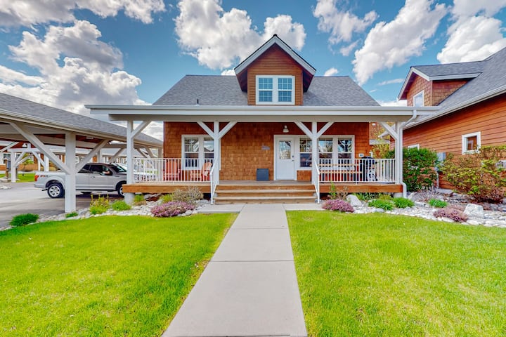 3br Two-story Home With A Furnished Front Porch - Sagle, ID