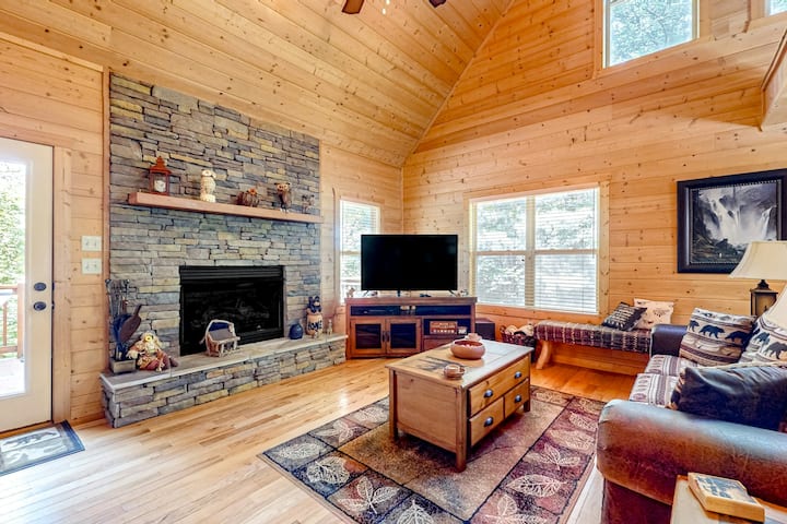 2br Dog-friendly Cabin With Hot Tub & Pool - Ellijay, GA